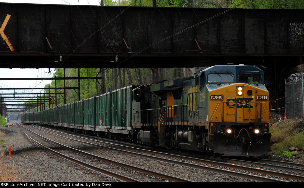 CSX C40-9W 9023 leads Q703-21 under the NS MORL
